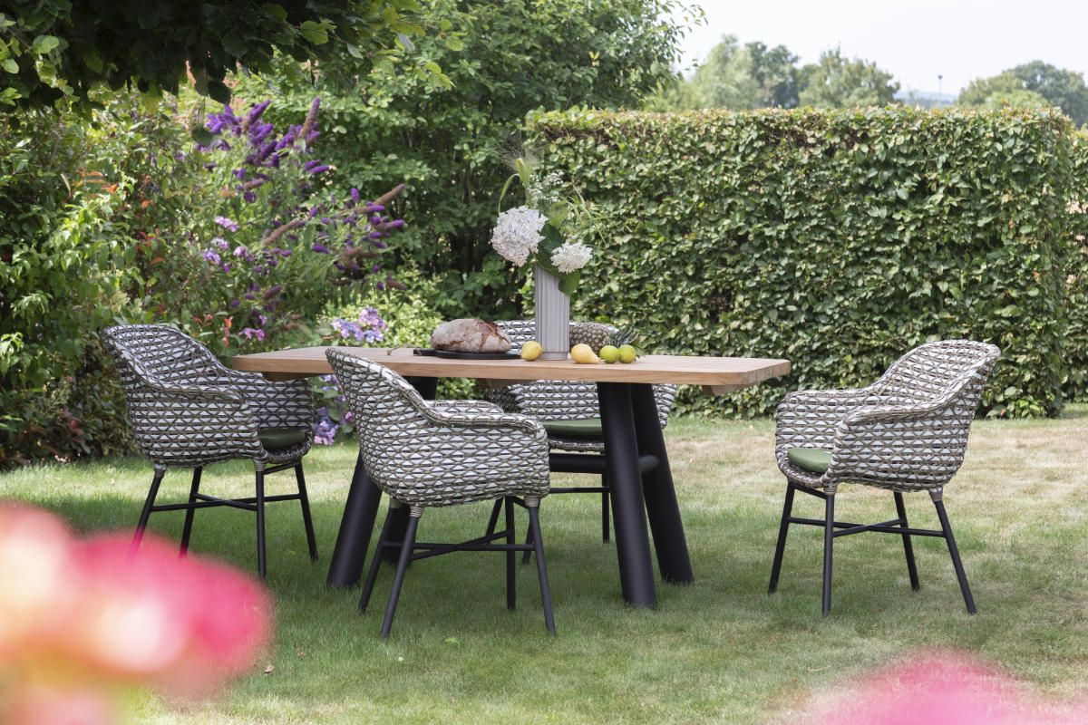 Tische und Stühle für drinnen & draußen